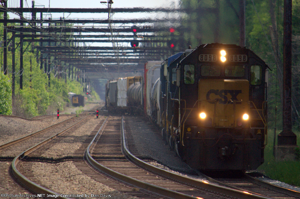 CSX SD40-2 8098 leads Q417-07